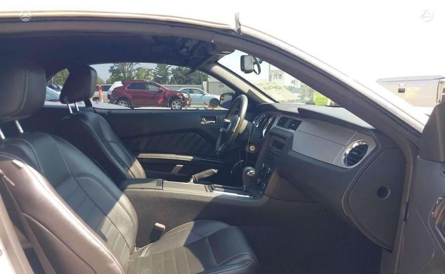 Balts Ford Mustang 2011 Klaipėda, ar dzinēja tilpumu 3.73 L un nobraukumu 71 tūkst. km par 16456 €, foto 30 vietnē AUTOMOTO.COM.LV