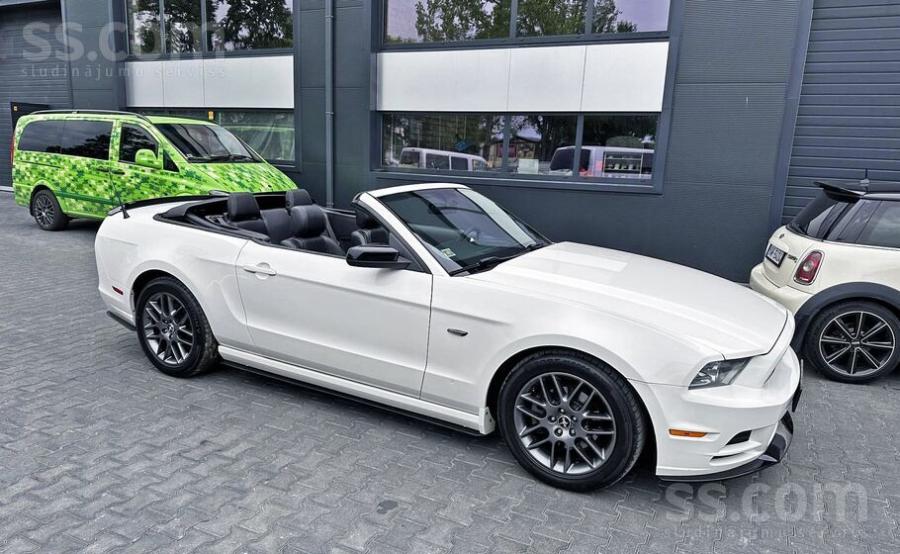 White Ford Mustang 2013 in Jelgava, with an engine capacity of 3.70 L and mileage of 300 thousand km for 12799 €, photo 1 on AUTOMOTO.COM.LV