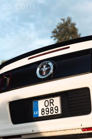 White Ford Mustang 2013 in Jelgava, with an engine capacity of 3.70 L and mileage of 300 thousand km for 12799 €, photo 4 on AUTOMOTO.COM.LV