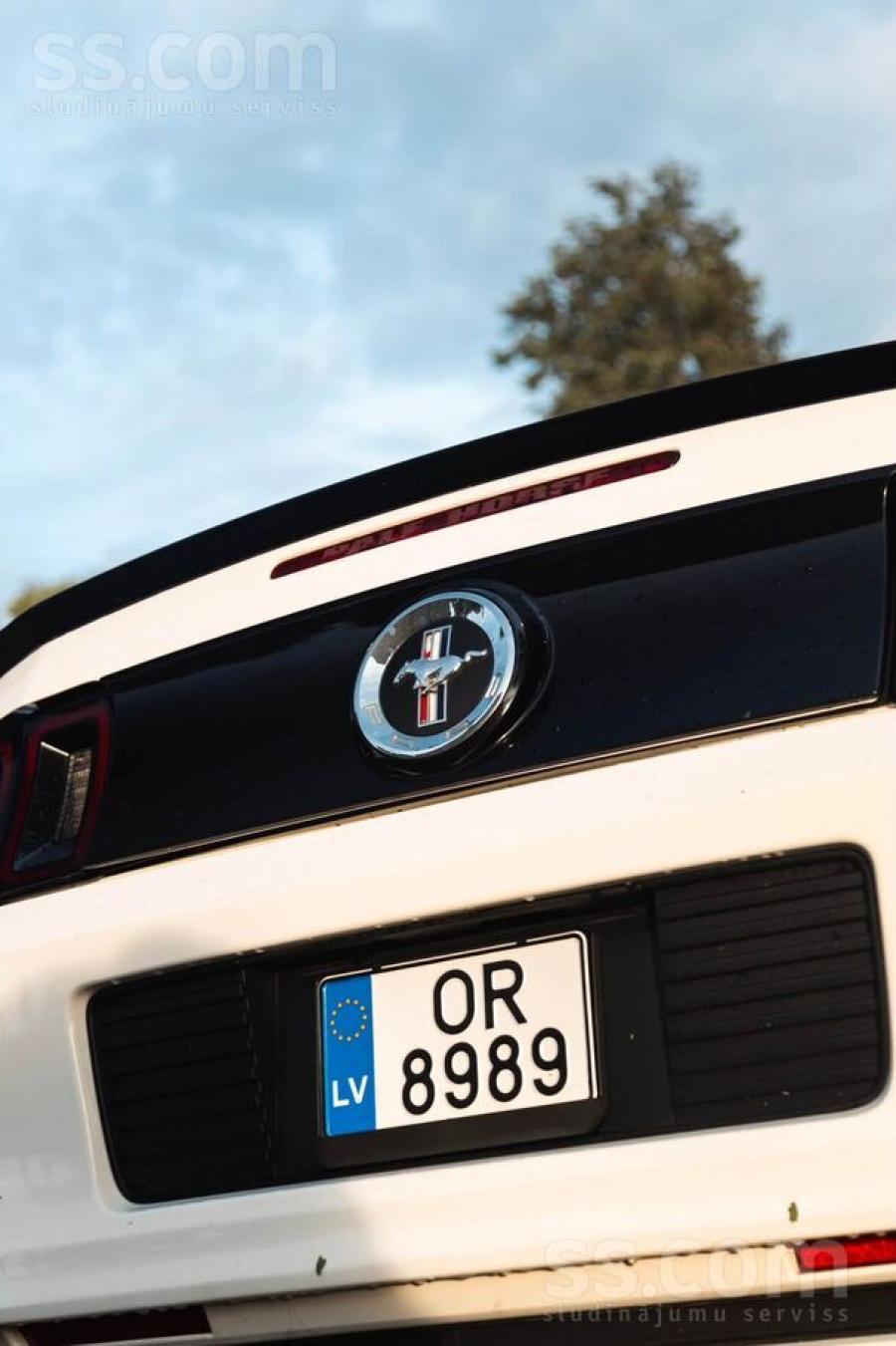 White Ford Mustang 2013 in Jelgava, with an engine capacity of 3.70 L and mileage of 300 thousand km for 12799 €, photo 4 on AUTOMOTO.COM.LV