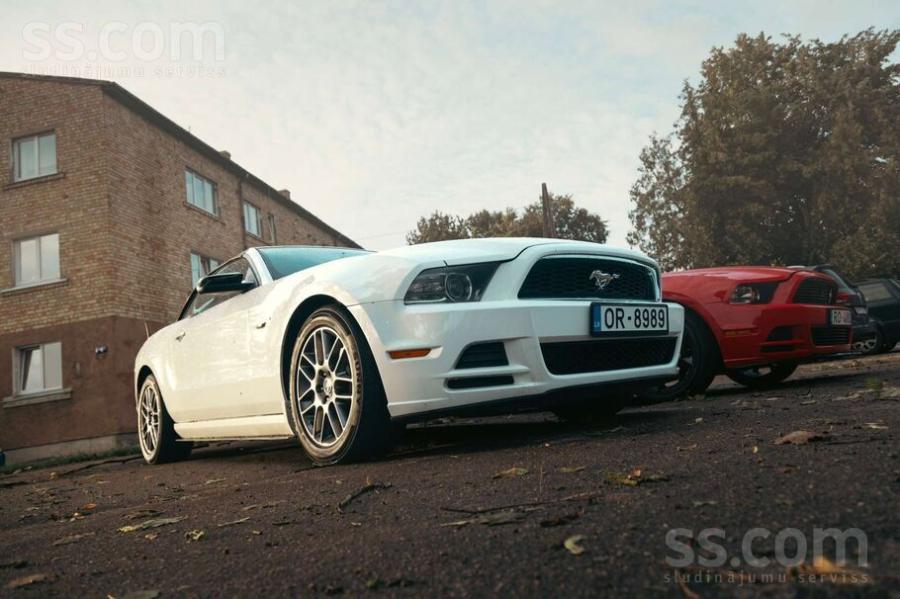 White Ford Mustang 2013 in Jelgava, with an engine capacity of 3.70 L and mileage of 300 thousand km for 12799 €, photo 5 on AUTOMOTO.COM.LV