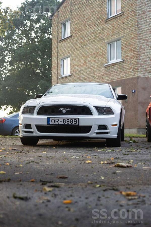 White Ford Mustang 2013 in Jelgava, with an engine capacity of 3.70 L and mileage of 300 thousand km for 12799 €, photo 6 on AUTOMOTO.COM.LV
