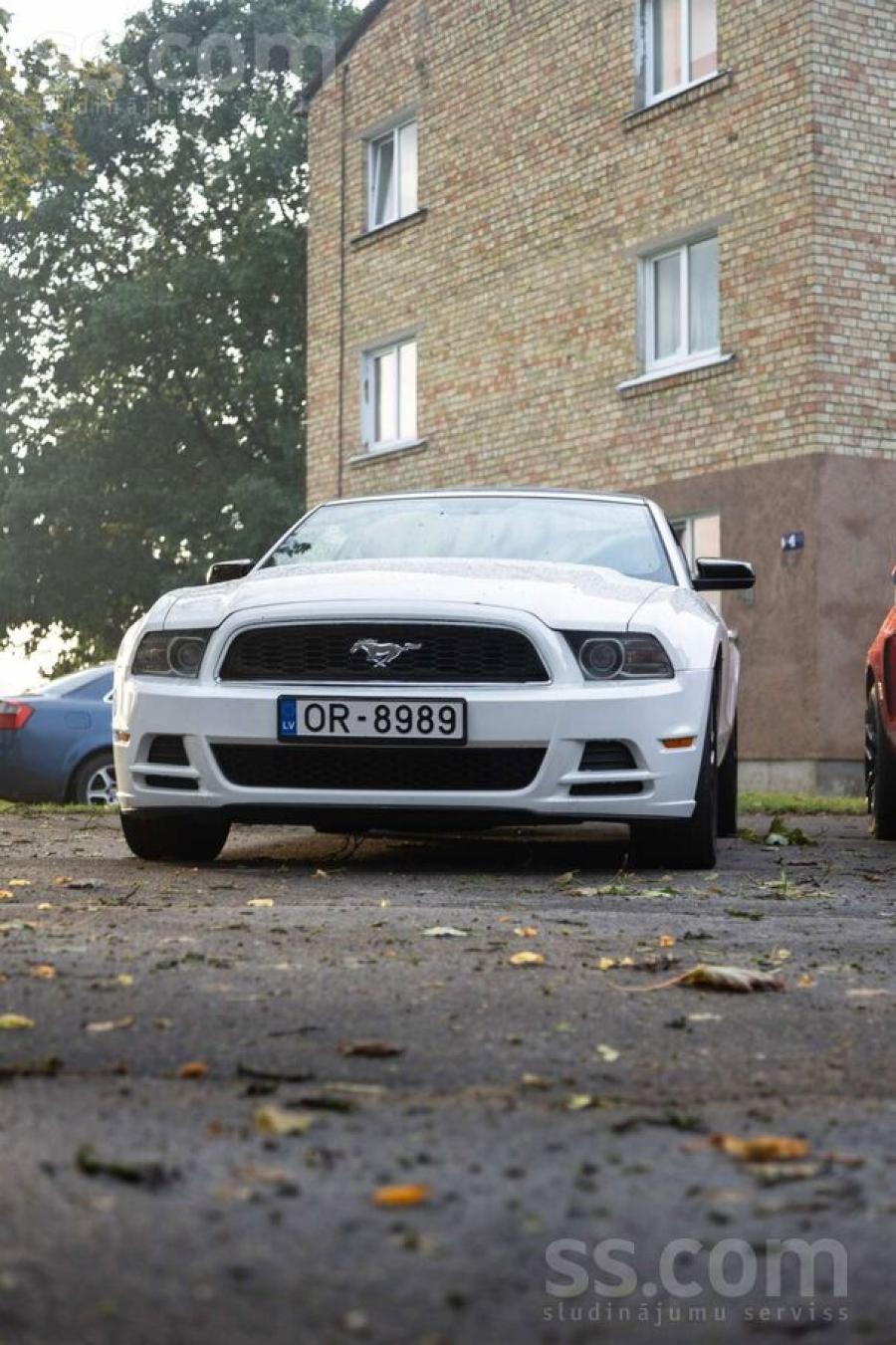 White Ford Mustang 2013 in Jelgava, with an engine capacity of 3.70 L and mileage of 300 thousand km for 12799 €, photo 6 on AUTOMOTO.COM.LV