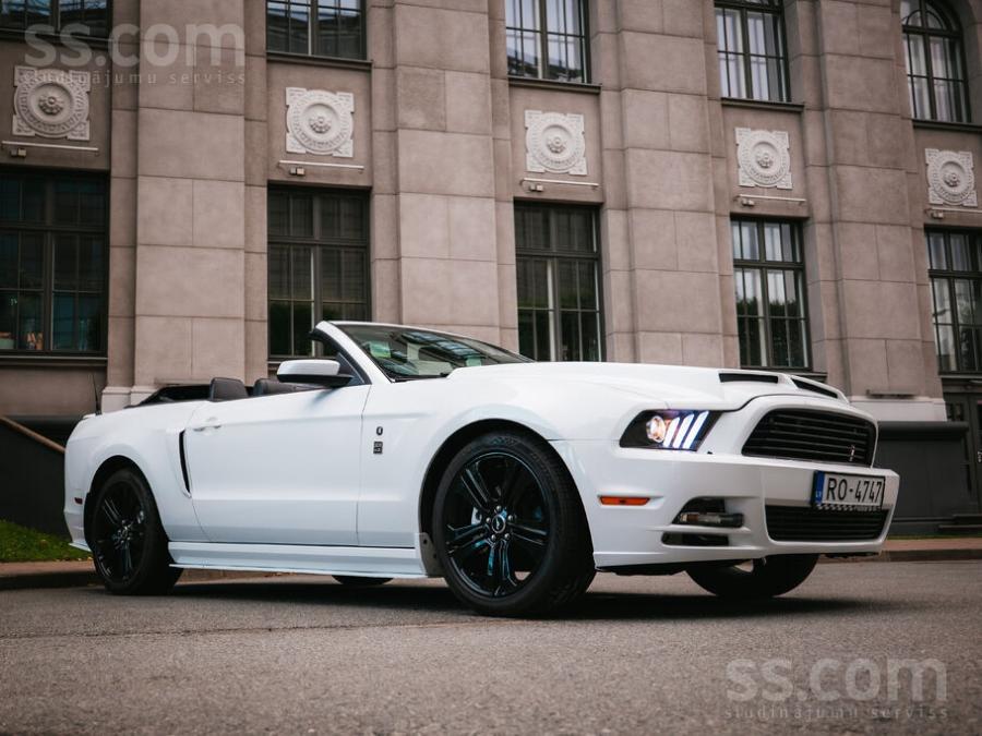 White Ford Mustang 2014 in Riga, with an engine capacity of 3.70 L and mileage of 330 thousand km for 16800 €, photo 1 on AUTOMOTO.COM.LV