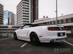 White Ford Mustang 2014 in Riga, with an engine capacity of 3.70 L and mileage of 330 thousand km for 16800 €, photo 3 on AUTOMOTO.COM.LV