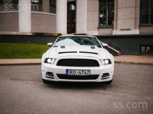 White Ford Mustang 2014 in Riga, with an engine capacity of 3.70 L and mileage of 330 thousand km for 16800 €, photo 4 on AUTOMOTO.COM.LV
