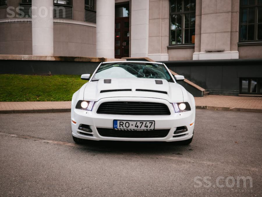 White Ford Mustang 2014 in Riga, with an engine capacity of 3.70 L and mileage of 330 thousand km for 16800 €, photo 4 on AUTOMOTO.COM.LV