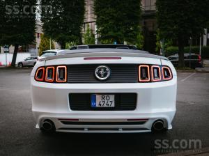 White Ford Mustang 2014 in Riga, with an engine capacity of 3.70 L and mileage of 330 thousand km for 16800 €, photo 5 on AUTOMOTO.COM.LV