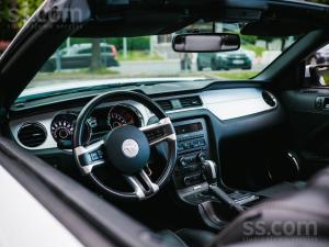 White Ford Mustang 2014 in Riga, with an engine capacity of 3.70 L and mileage of 330 thousand km for 16800 €, photo 7 on AUTOMOTO.COM.LV