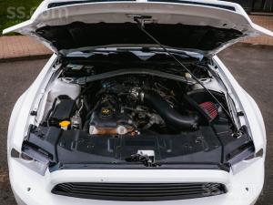 White Ford Mustang 2014 in Riga, with an engine capacity of 3.70 L and mileage of 330 thousand km for 16800 €, photo 8 on AUTOMOTO.COM.LV