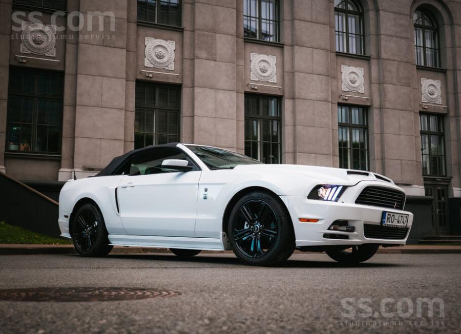 White Ford Mustang 2014 in Riga, with an engine capacity of 3.70 L and mileage of 330 thousand km for 16800 €, photo 10 on AUTOMOTO.COM.LV