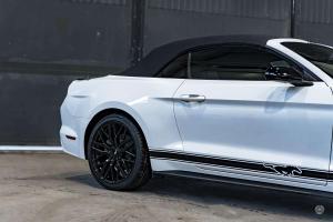 White Ford Mustang 2016 in Klaipeda, with an engine capacity of 3.73 L and mileage of 99 thousand km for 19500 €, photo 10 on AUTOMOTO.COM.LV