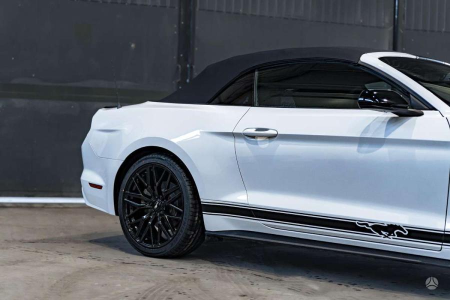 White Ford Mustang 2016 in Klaipeda, with an engine capacity of 3.73 L and mileage of 99 thousand km for 19500 €, photo 10 on AUTOMOTO.COM.LV