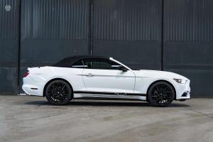 White Ford Mustang 2016 in Klaipeda, with an engine capacity of 3.73 L and mileage of 99 thousand km for 19500 €, photo 11 on AUTOMOTO.COM.LV