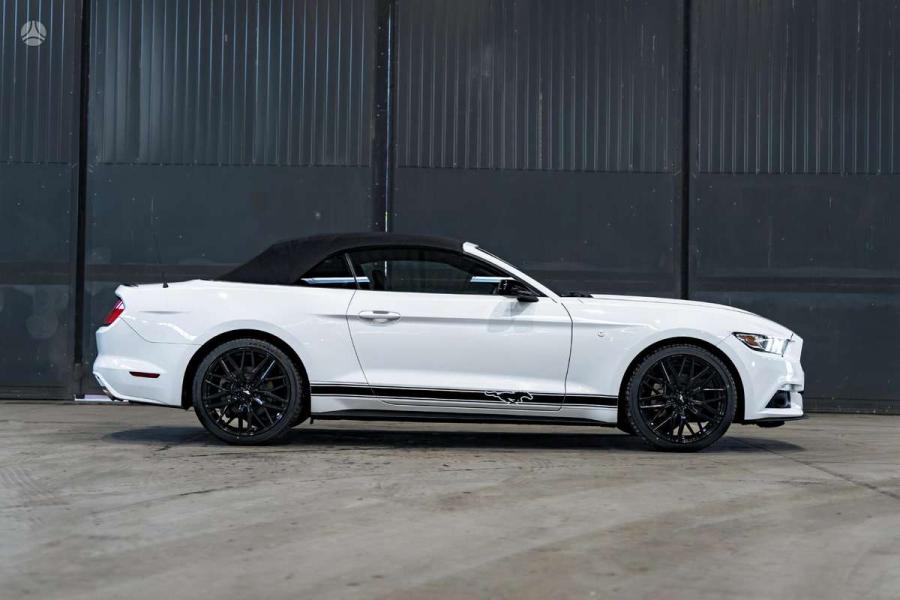 White Ford Mustang 2016 in Klaipeda, with an engine capacity of 3.73 L and mileage of 99 thousand km for 19500 €, photo 11 on AUTOMOTO.COM.LV