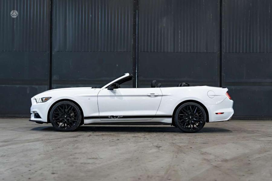 White Ford Mustang 2016 in Klaipeda, with an engine capacity of 3.73 L and mileage of 99 thousand km for 19500 €, photo 21 on AUTOMOTO.COM.LV