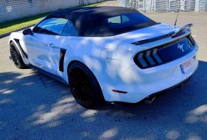 White Ford Mustang 2016 in Klaipeda, with an engine capacity of 3.73 L and mileage of 189 thousand km for 15850 €, photo 6 on AUTOMOTO.COM.LV