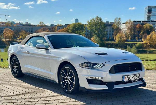 White Ford Mustang 2017 in Vilnius, with an engine capacity of 2.26 L and mileage of 241 thousand km for 16800 €, photo 11 on AUTOMOTO.COM.LV