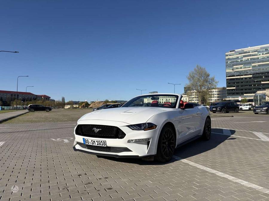 White Ford Mustang 2018 in Vilnius, with an engine capacity of 4.95 L and mileage of 88 thousand km for 25990 €, photo 1 on AUTOMOTO.COM.LV