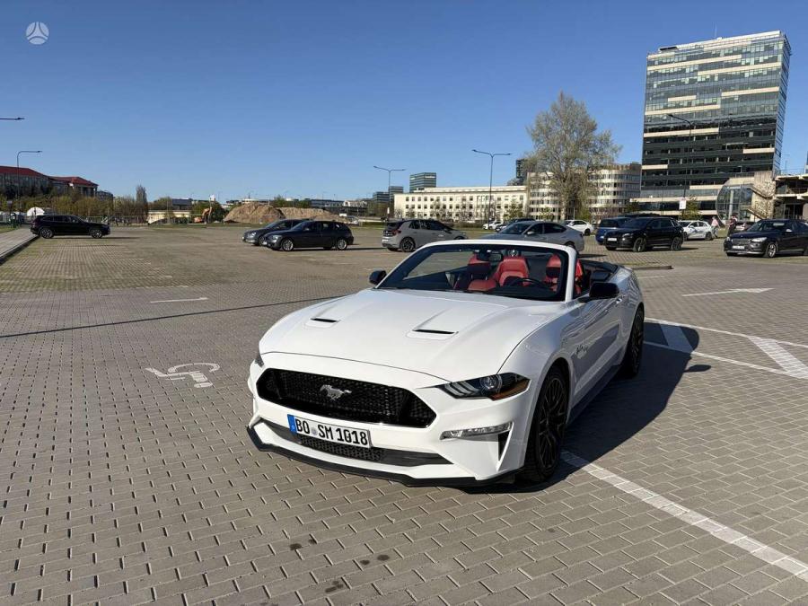 White Ford Mustang 2018 in Vilnius, with an engine capacity of 4.95 L and mileage of 88 thousand km for 25990 €, photo 3 on AUTOMOTO.COM.LV