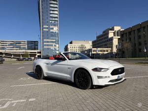 White Ford Mustang 2018 in Vilnius, with an engine capacity of 4.95 L and mileage of 88 thousand km for 25990 €, photo 4 on AUTOMOTO.COM.LV