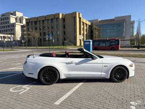 White Ford Mustang 2018 in Vilnius, with an engine capacity of 4.95 L and mileage of 88 thousand km for 25990 €, photo 5 on AUTOMOTO.COM.LV