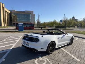 White Ford Mustang 2018 in Vilnius, with an engine capacity of 4.95 L and mileage of 88 thousand km for 25990 €, photo 6 on AUTOMOTO.COM.LV
