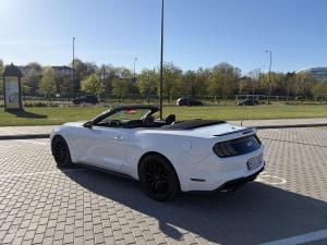 White Ford Mustang 2018 in Vilnius, with an engine capacity of 4.95 L and mileage of 88 thousand km for 25990 €, photo 8 on AUTOMOTO.COM.LV
