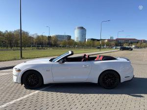 White Ford Mustang 2018 in Vilnius, with an engine capacity of 4.95 L and mileage of 88 thousand km for 25990 €, photo 9 on AUTOMOTO.COM.LV