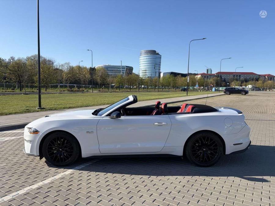 White Ford Mustang 2018 in Vilnius, with an engine capacity of 4.95 L and mileage of 88 thousand km for 25990 €, photo 9 on AUTOMOTO.COM.LV