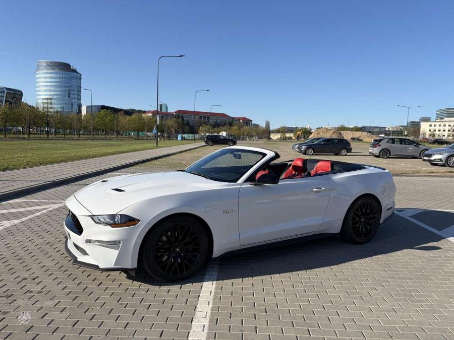 White Ford Mustang 2018 in Vilnius, with an engine capacity of 4.95 L and mileage of 88 thousand km for 25990 €, photo 10 on AUTOMOTO.COM.LV