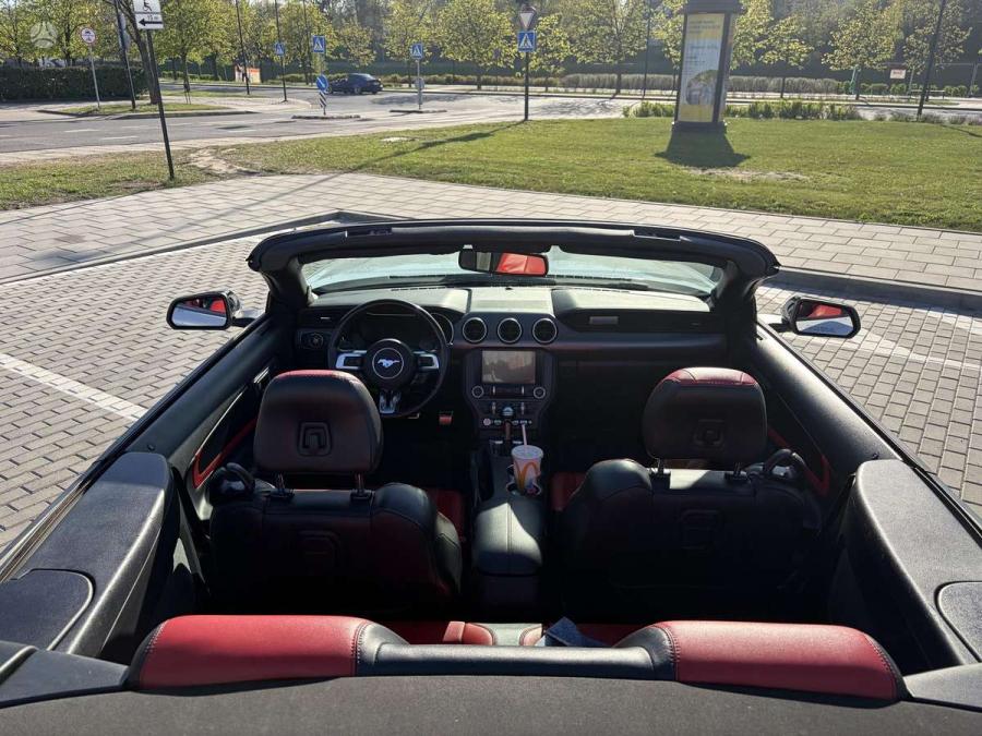 White Ford Mustang 2018 in Vilnius, with an engine capacity of 4.95 L and mileage of 88 thousand km for 25990 €, photo 12 on AUTOMOTO.COM.LV