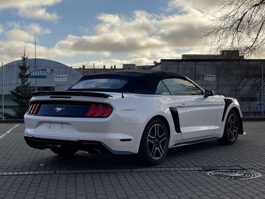 White Ford Mustang 2020 in Klaipeda, with an engine capacity of 2.25 L and mileage of 115 thousand km for 17900 €, photo 3 on AUTOMOTO.COM.LV