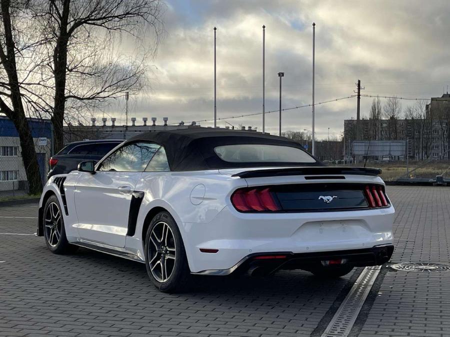 White Ford Mustang 2020 in Klaipeda, with an engine capacity of 2.25 L and mileage of 115 thousand km for 17900 €, photo 4 on AUTOMOTO.COM.LV