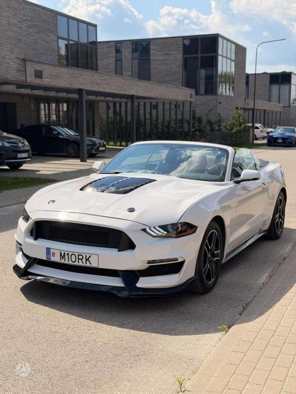 White Ford Mustang 2020 in Vilnius, with an engine capacity of 2.26 L and mileage of 74 thousand km for 22800 €, photo 1 on AUTOMOTO.COM.LV