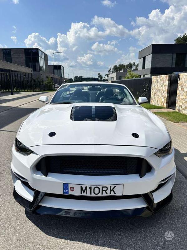 White Ford Mustang 2020 in Vilnius, with an engine capacity of 2.26 L and mileage of 74 thousand km for 22800 €, photo 2 on AUTOMOTO.COM.LV