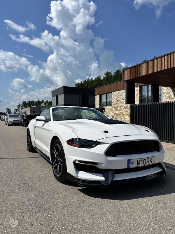 White Ford Mustang 2020 in Vilnius, with an engine capacity of 2.26 L and mileage of 74 thousand km for 22800 €, photo 3 on AUTOMOTO.COM.LV