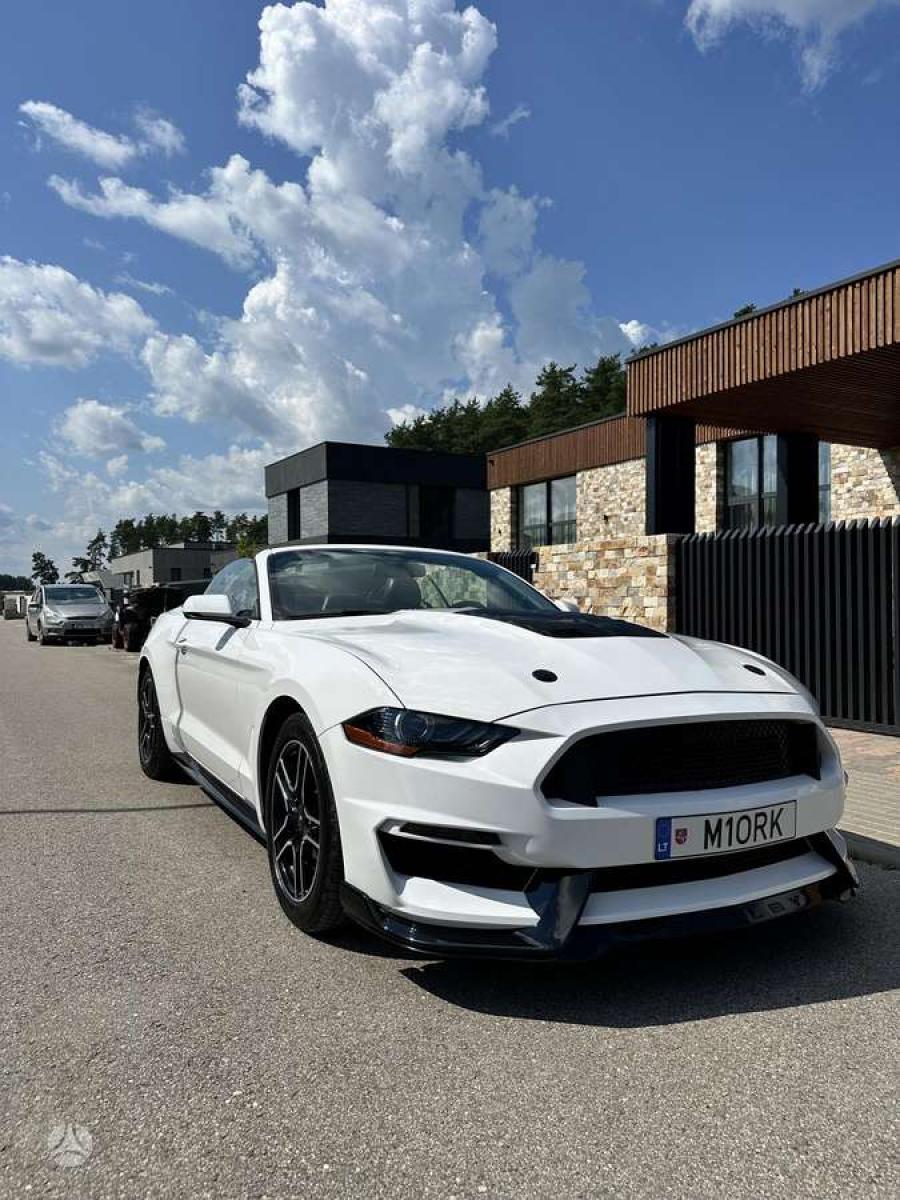 White Ford Mustang 2020 in Vilnius, with an engine capacity of 2.26 L and mileage of 74 thousand km for 22800 €, photo 4 on AUTOMOTO.COM.LV