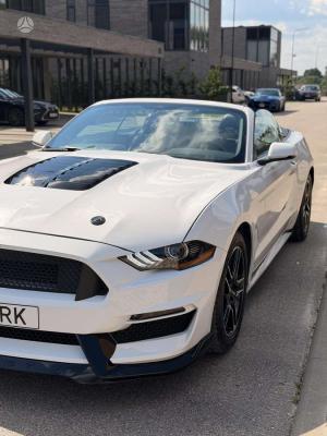 White Ford Mustang 2020 in Vilnius, with an engine capacity of 2.26 L and mileage of 74 thousand km for 22800 €, photo 5 on AUTOMOTO.COM.LV