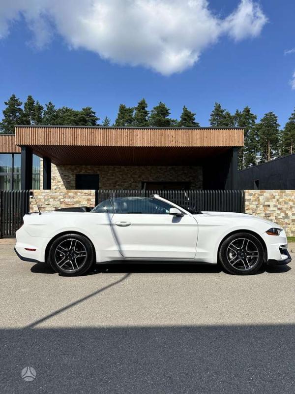 White Ford Mustang 2020 in Vilnius, with an engine capacity of 2.26 L and mileage of 74 thousand km for 22800 €, photo 7 on AUTOMOTO.COM.LV