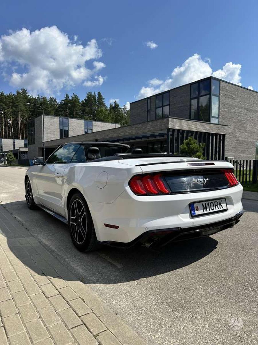 White Ford Mustang 2020 in Vilnius, with an engine capacity of 2.26 L and mileage of 74 thousand km for 22800 €, photo 9 on AUTOMOTO.COM.LV