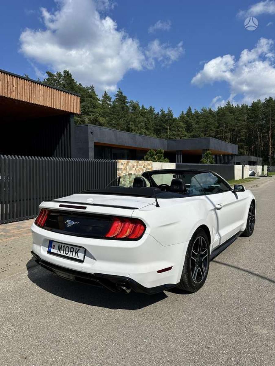 White Ford Mustang 2020 in Vilnius, with an engine capacity of 2.26 L and mileage of 74 thousand km for 22800 €, photo 10 on AUTOMOTO.COM.LV