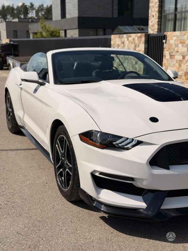 White Ford Mustang 2020 in Vilnius, with an engine capacity of 2.26 L and mileage of 74 thousand km for 22800 €, photo 10 on AUTOMOTO.COM.LV