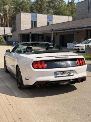White Ford Mustang 2020 in Vilnius, with an engine capacity of 2.26 L and mileage of 74 thousand km for 22800 €, photo 12 on AUTOMOTO.COM.LV