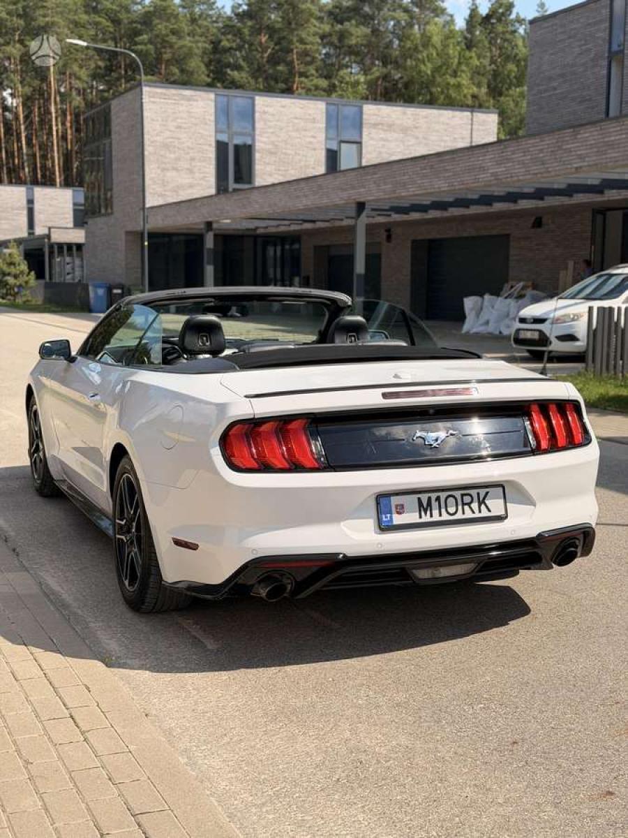 White Ford Mustang 2020 in Vilnius, with an engine capacity of 2.26 L and mileage of 74 thousand km for 22800 €, photo 12 on AUTOMOTO.COM.LV