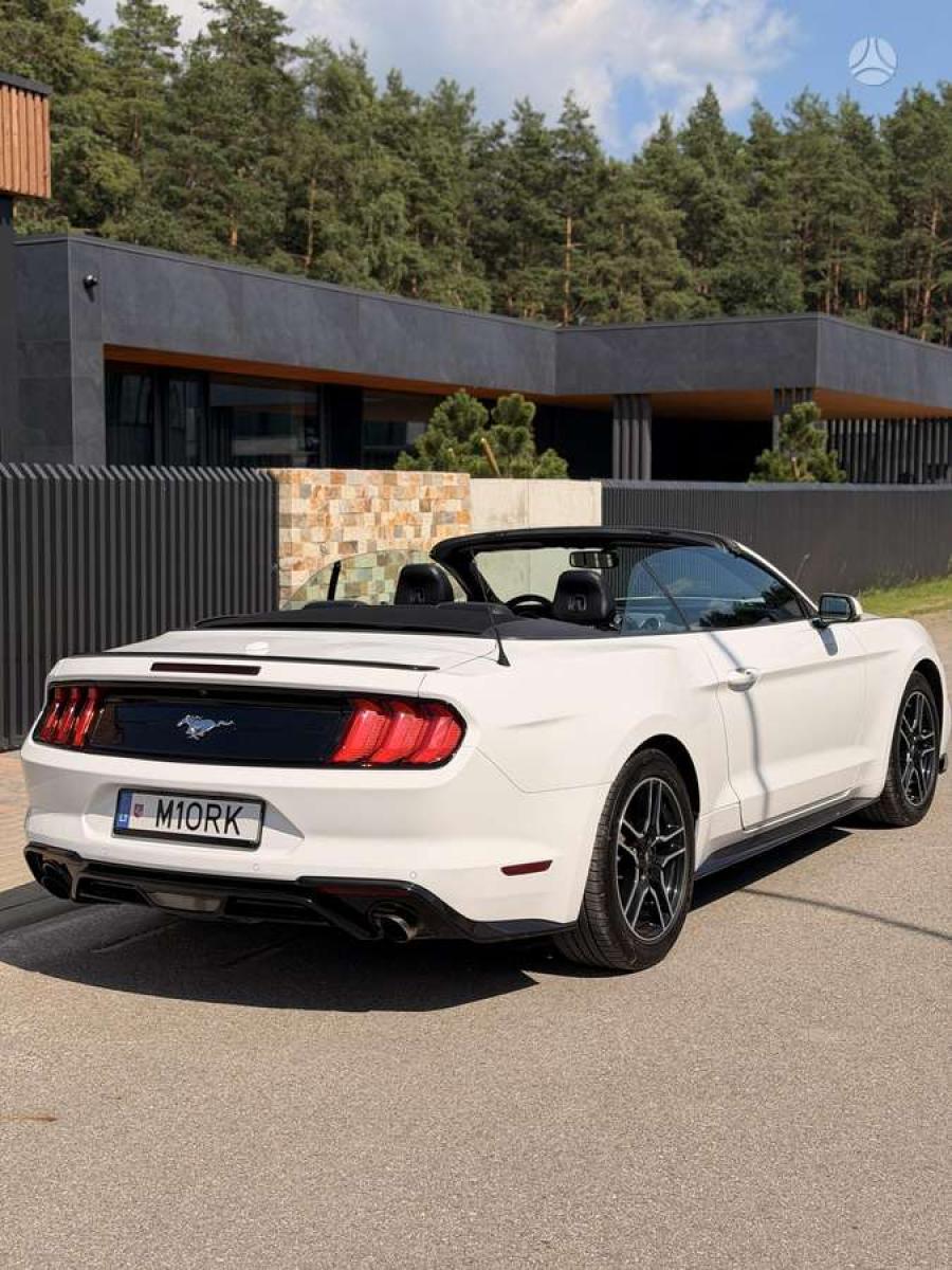 White Ford Mustang 2020 in Vilnius, with an engine capacity of 2.26 L and mileage of 74 thousand km for 22800 €, photo 13 on AUTOMOTO.COM.LV