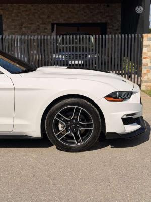 White Ford Mustang 2020 in Vilnius, with an engine capacity of 2.26 L and mileage of 74 thousand km for 22800 €, photo 15 on AUTOMOTO.COM.LV