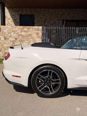 White Ford Mustang 2020 in Vilnius, with an engine capacity of 2.26 L and mileage of 74 thousand km for 22800 €, photo 16 on AUTOMOTO.COM.LV