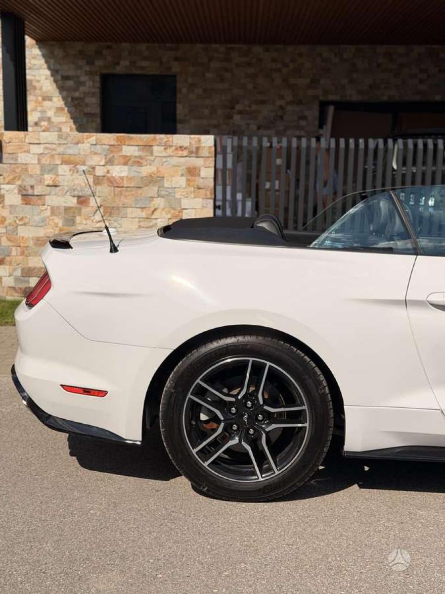 White Ford Mustang 2020 in Vilnius, with an engine capacity of 2.26 L and mileage of 74 thousand km for 22800 €, photo 16 on AUTOMOTO.COM.LV