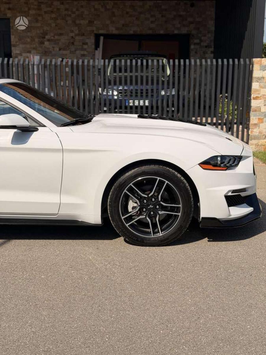 White Ford Mustang 2020 in Vilnius, with an engine capacity of 2.26 L and mileage of 74 thousand km for 22800 €, photo 17 on AUTOMOTO.COM.LV
